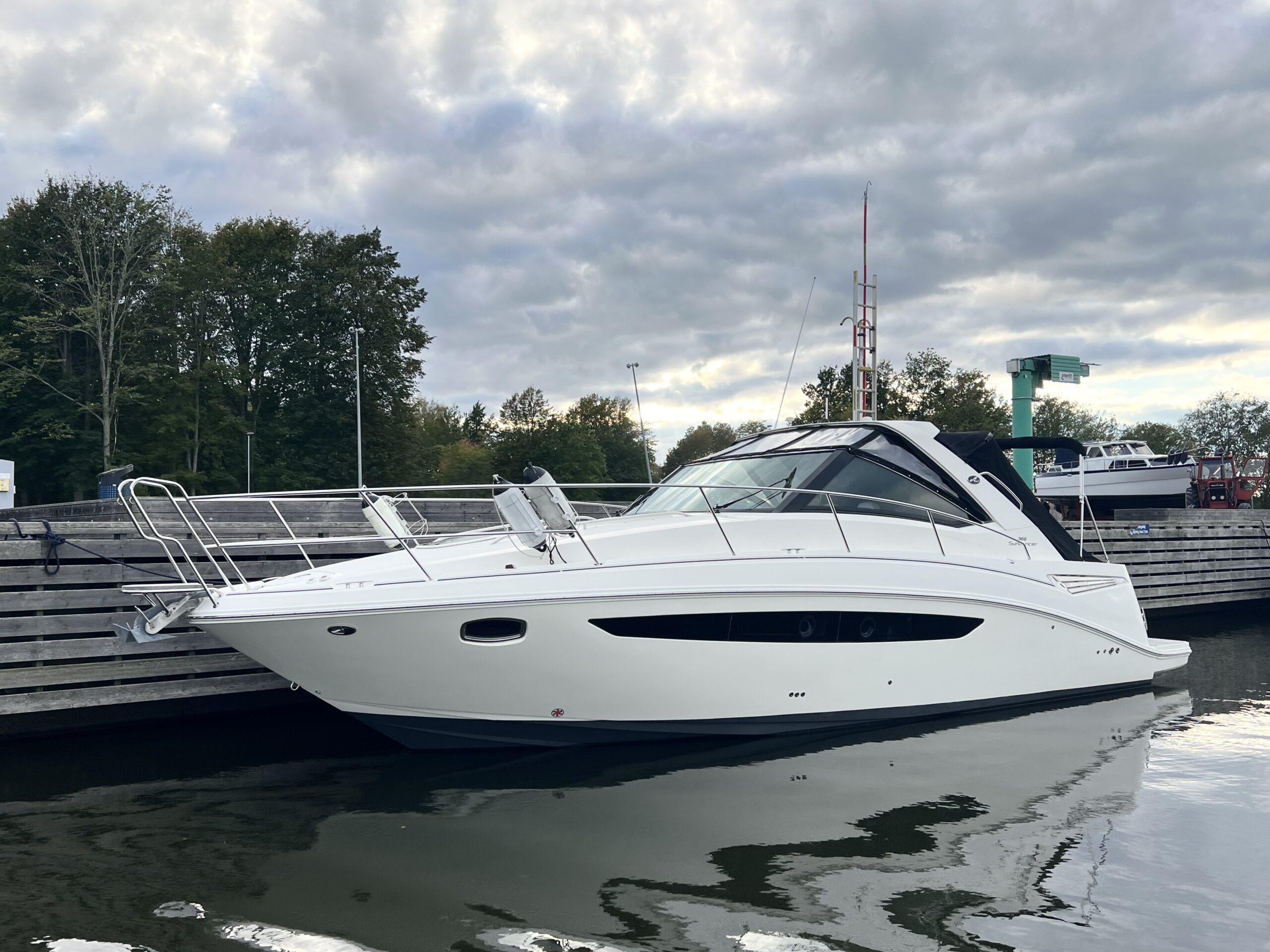 Sea Ray Sundancer 355 | Marine Concept
